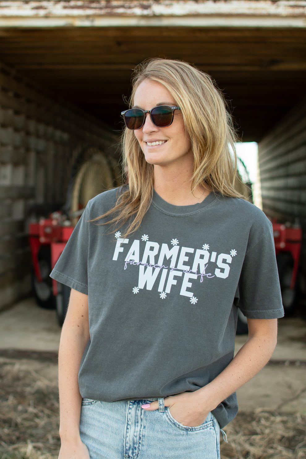 'Farmer's Wife' Daisy Charcoal Tee – American Farm Company